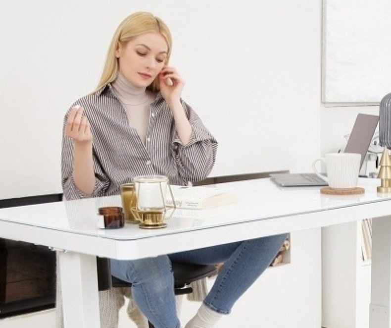 The Elegance of Tempered Glass Desks | FlexiSpot